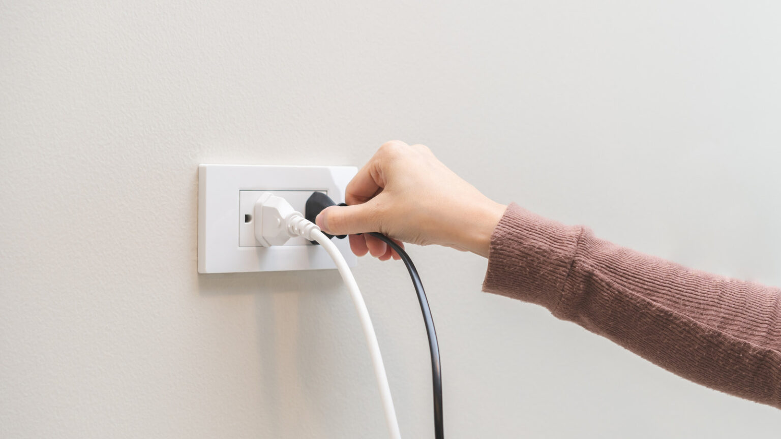 Multiple Outlets Not Working? 7 Causes (Breaker Not Tripped Fix Guide)